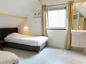 Nice House With a Dishwasher, Giethoorn at 21 km (Friesland, Weststellingwerf, Noordwolde-Zuid), otel  Friesland'dan