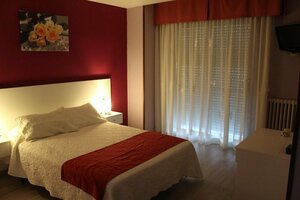 Hotel Fernandez (Galicia, Pontevedra, Calle Vinquiño, 19), otel  Galisya'dan