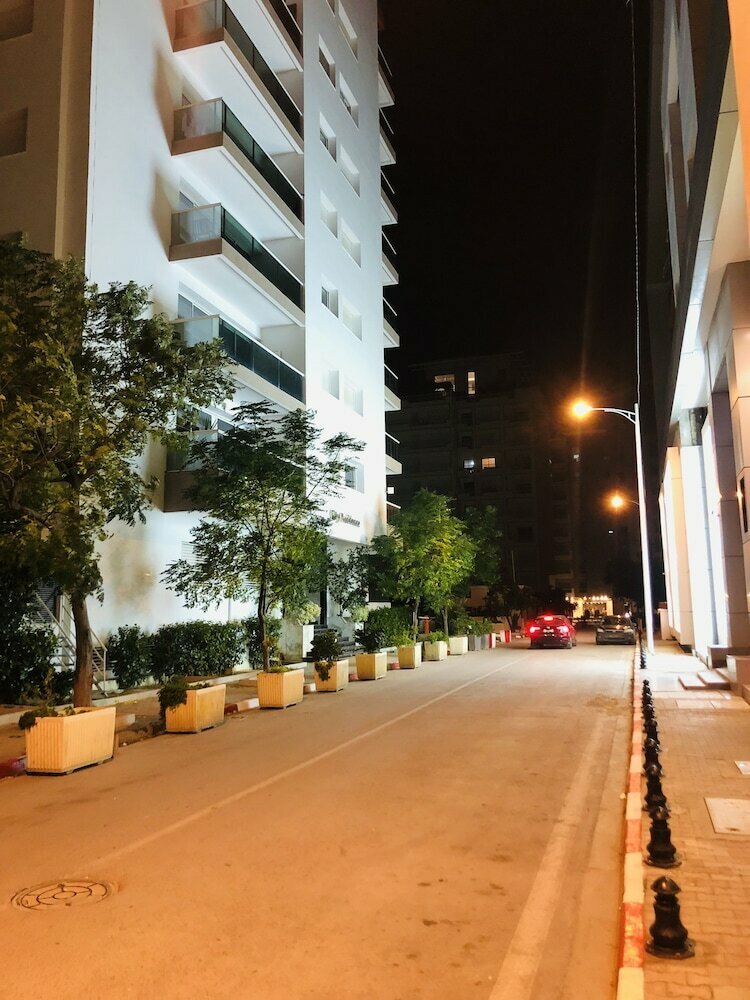 Otel Business Apartment with View & Hot Tub, Dünya, foto