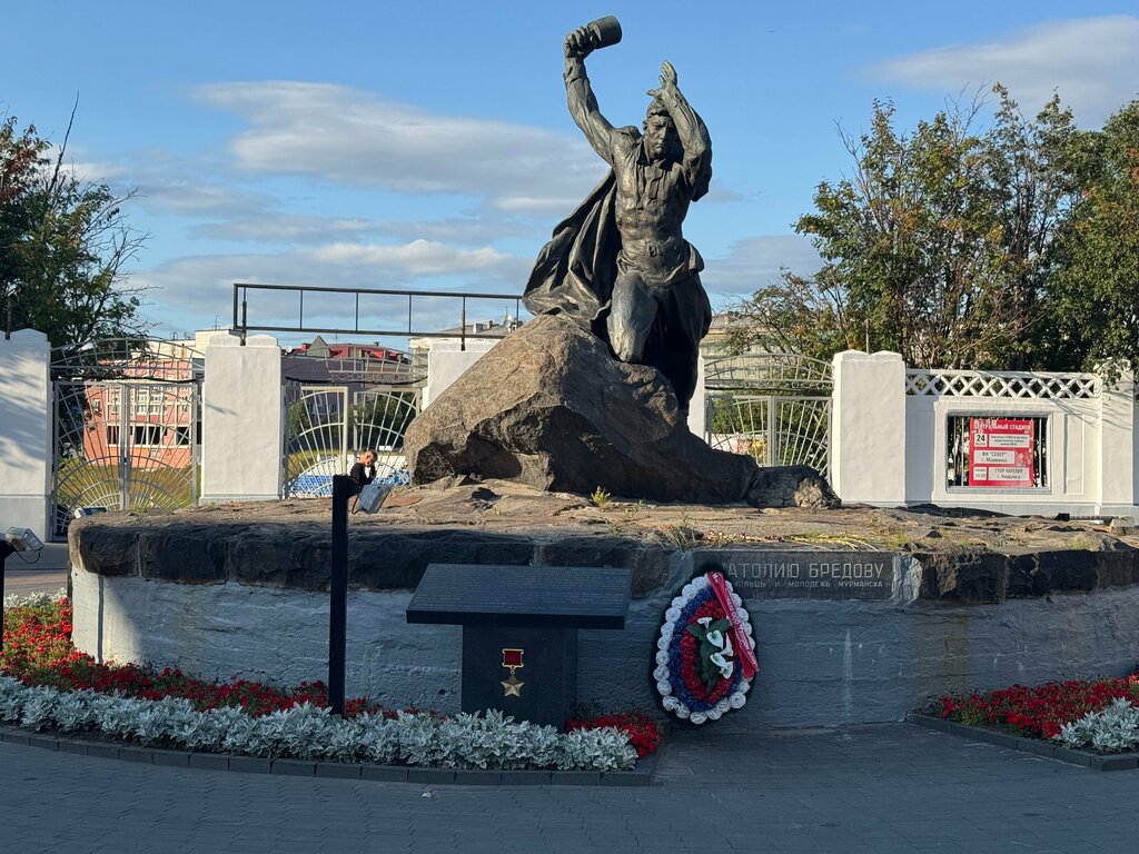 Anıt, heykel Анатолий Фёдорович Бредов, Murmansk, foto