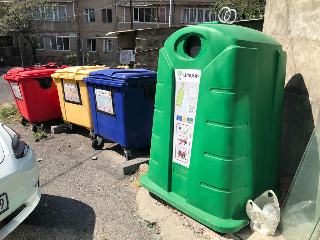 Ayrı çöp toplama noktası Waste sorting point, Erivan, foto
