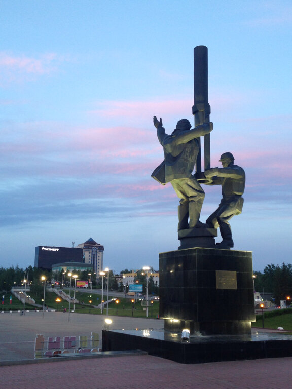 Anıt, heykel Нефтяникам, Almetyevsk (Elmet), foto