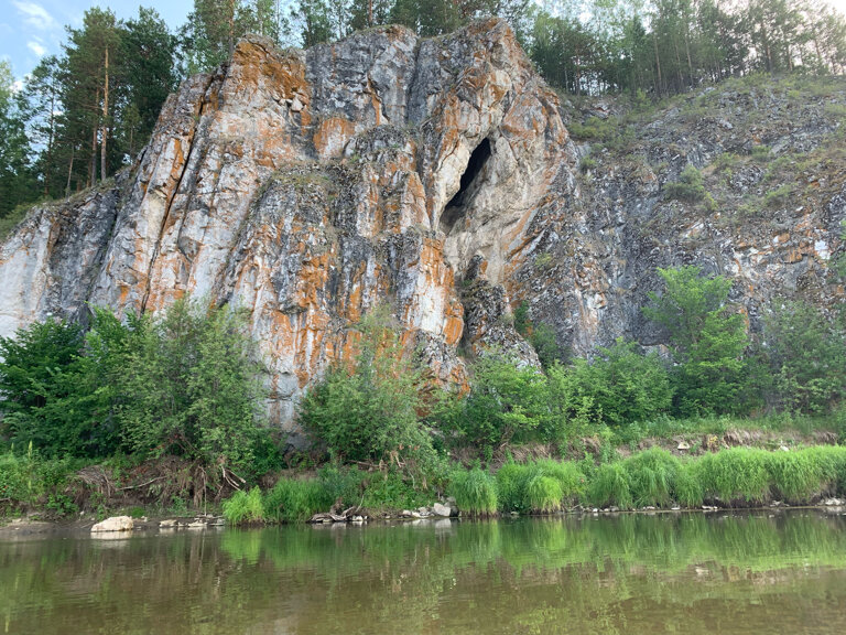 Dağ zirvesi Скала Сагызак-таш, Çeliabinskaya oblastı, foto