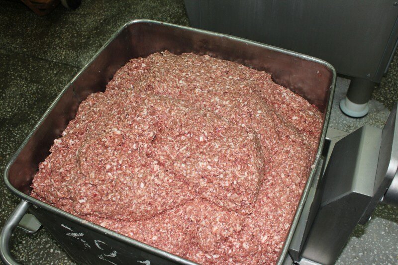 Kasap, şarküteri Myasnoy Dom Yurgamyshskiye Kolbasy, Kurganskaya oblastı, foto