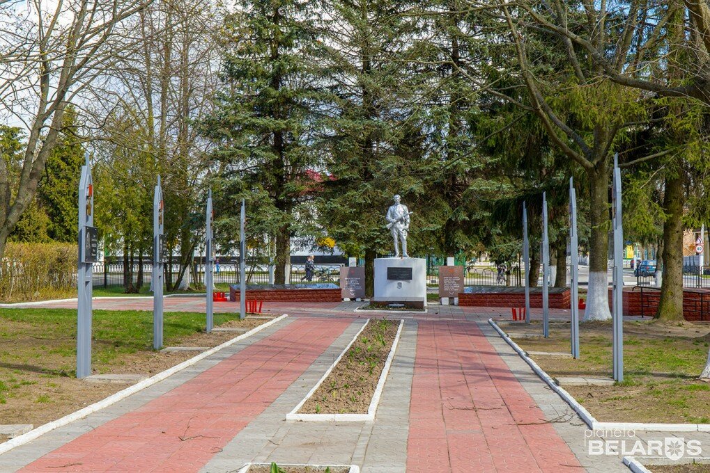 Park, sokak heykeli Братская могила советских воинов, Gomelskaya oblastı, foto