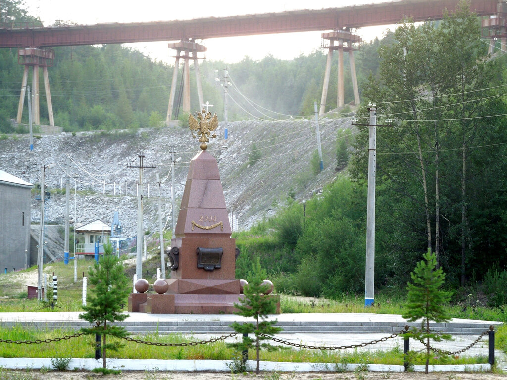 Anıt, heykel Builders of the Severomuisky tunnel, Buriatya, foto