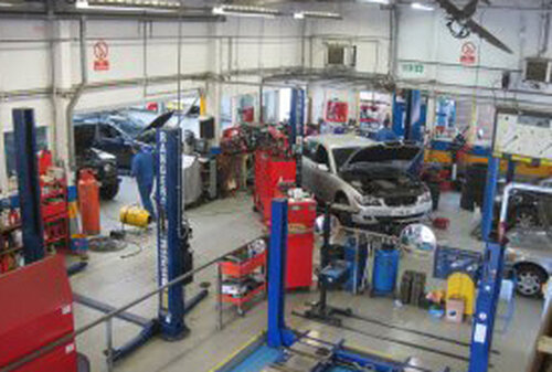 Otomobil servisi Sgg Dunsfold Park Garage, İngiltere, foto