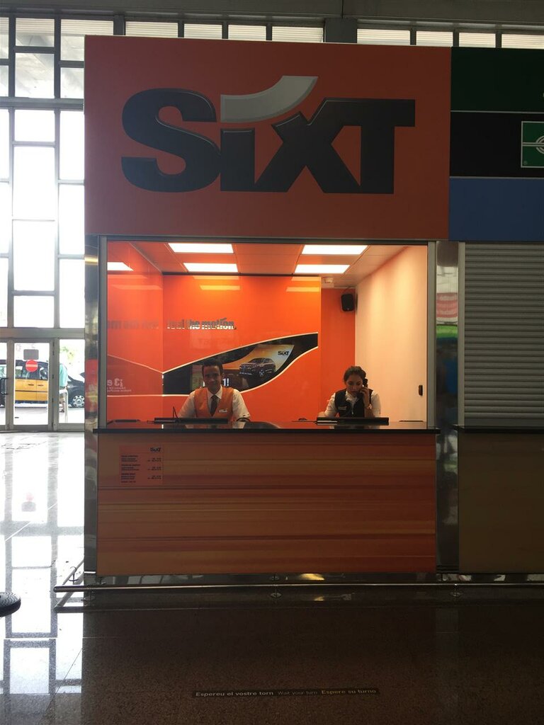 Kamyon ve ağır vasıta satış ve servis firmaları Sixt Alquiler De Coches y Furgonetas Aeropuerto El Prat, Katalonya, foto