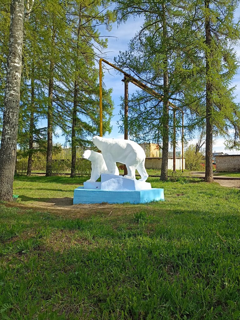 Park, sokak heykeli Белые медведи, Kineşma, foto