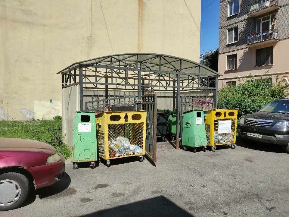 Ayrı çöp toplama noktası Петро-васт, Saint‑Petersburg, foto