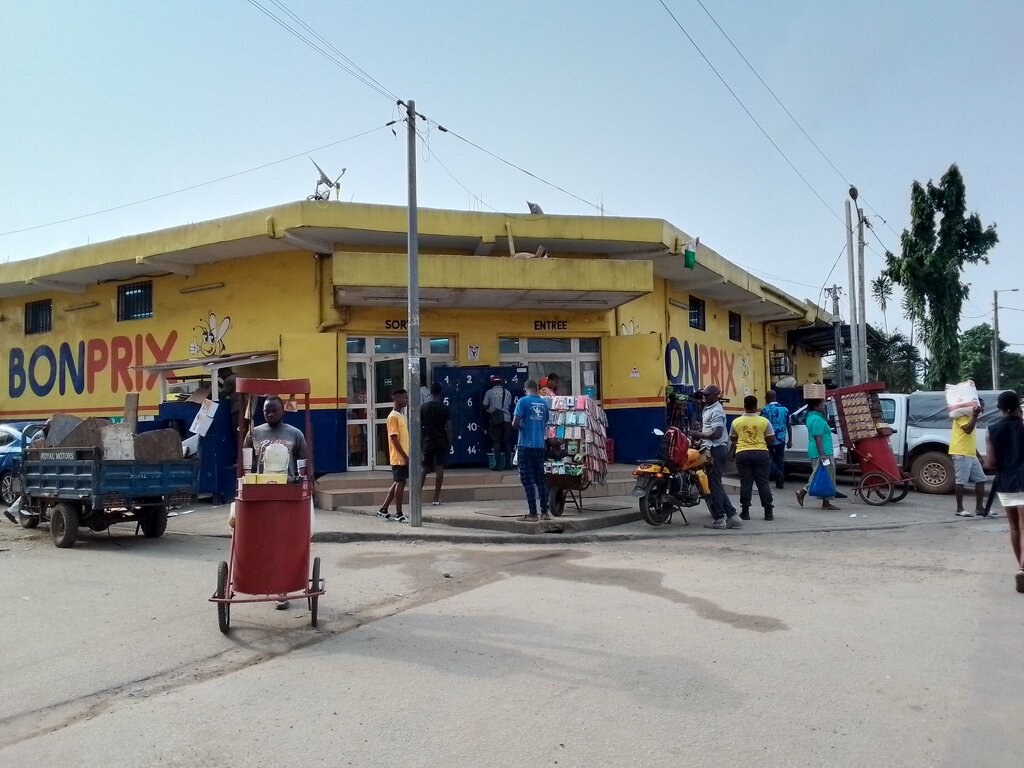 Süpermarket Supermarché bon prix de yop niangon à gauche, Abican, foto
