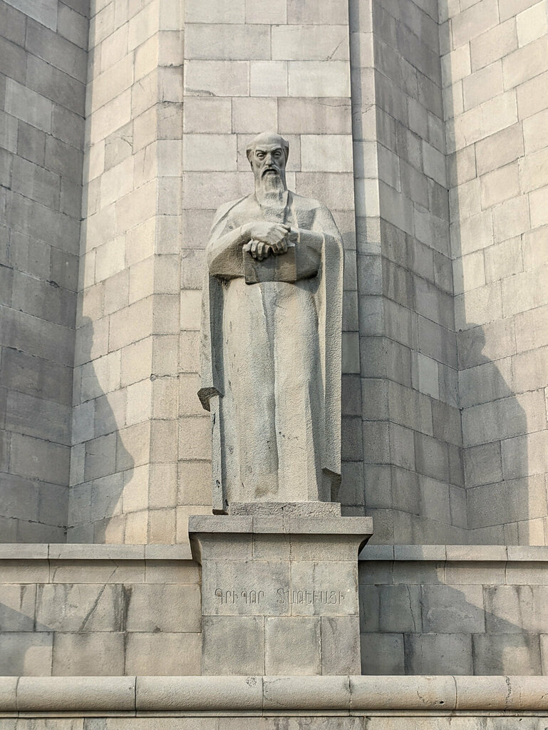 Anıt, heykel Monument of Anania Shirakaci, Erivan, foto