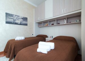 Lo Specchio del Lago (Lombardy, Provincia di Como, Cantù, Via Torino, 30), otel