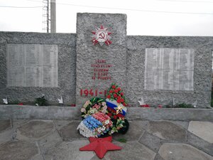 Мемориальная стена Слава землякам, погибшим в боях за Родину (Novosibirsk Region, Vengerovskiy munitsipalny okrug, selo Minino, Tsentralnaya ulitsa), anıt, heykel  Novosibirskaya oblastından