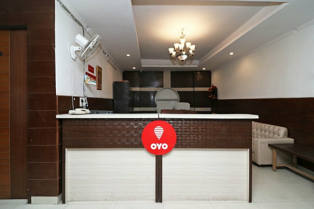 Otel Oyo 8349 Hotel Crown Palace, Uttar Pradeş, foto