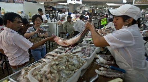 Gıda pazarı Municipal Market Gran Mariscal Ramon Castilla, Lima, foto