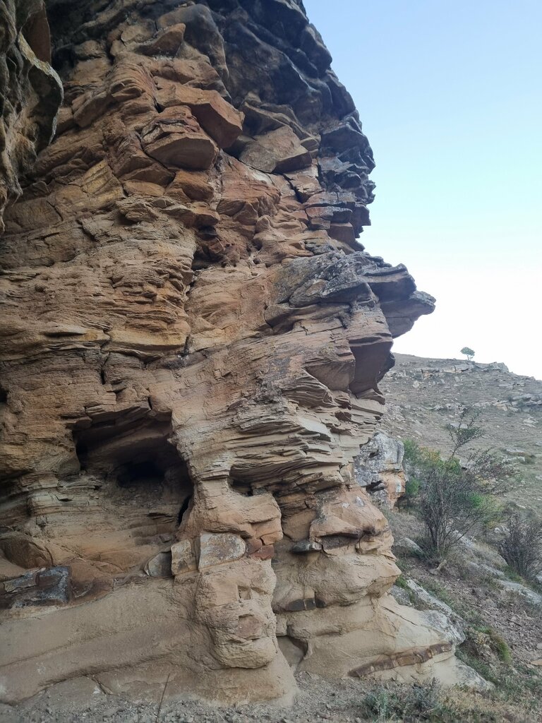 Turistik yerler Песчаниковые пещеры долины реки Мары, Karaçay‑Çerkez Cumhuriyeti, foto