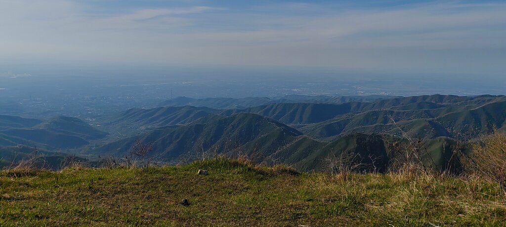 Dağ zirvesi Gora Mokhnataya Sopka, Almatı, foto