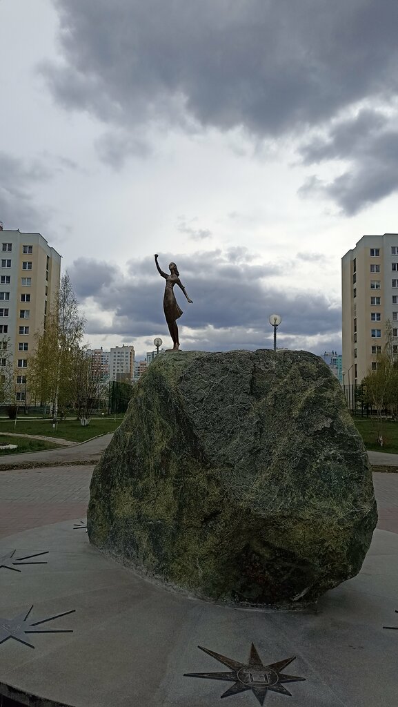 Park, sokak heykeli Ассоль. Вера, Надежда, Любовь, Yekaterinburg, foto