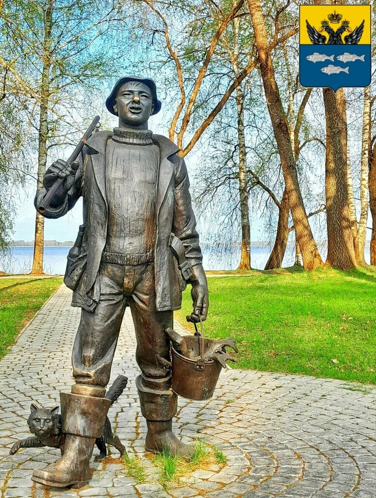 Park, sokak heykeli Рыбак, Ostashkov, foto