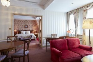 Huis Ten Bosch Hotel Europe (Nagasaki Prefecture, Sasebo), otel  Sasebo'dan