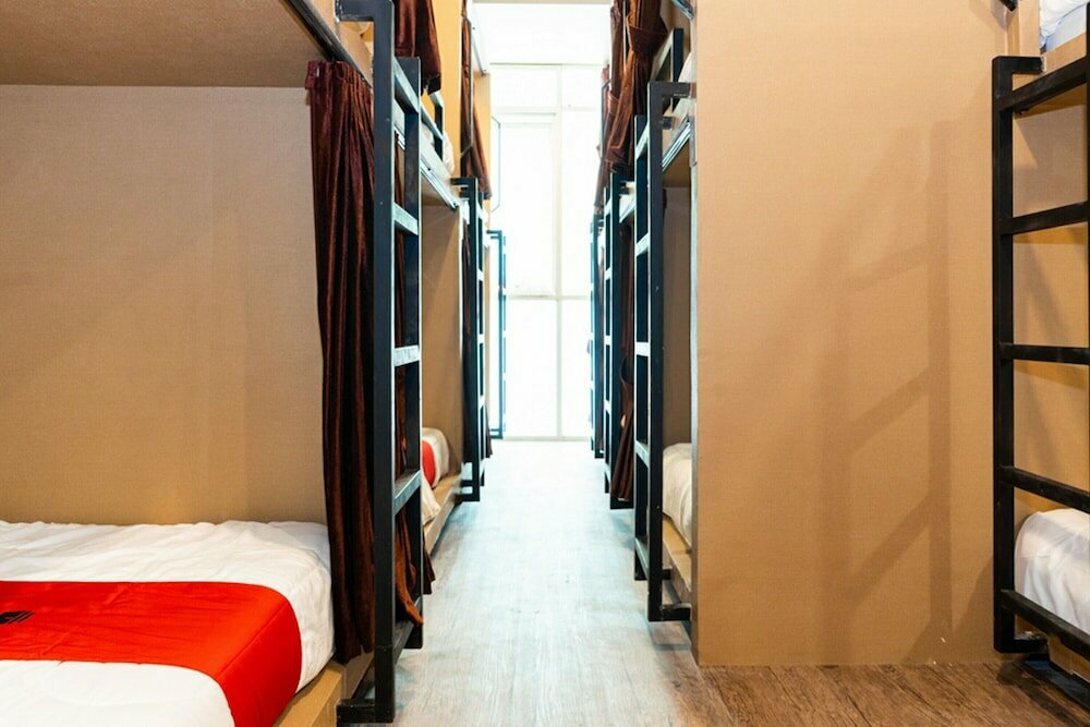 Otel RedDoorz Hostel @ Di Panjaitan Simpang Lima, Semarang, foto