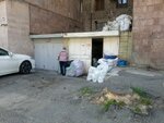 Бутылки (Yerznkyan Street No:2), geri dönüşüm maddeleri  Erivan'dan
