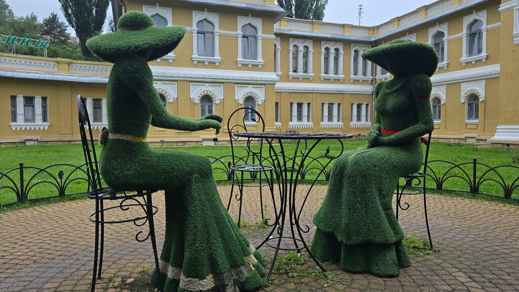 Park, sokak heykeli Дамы, Kislovodsk, foto