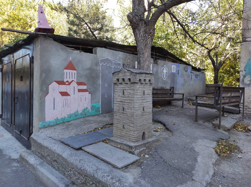 Anıt, heykel Svan Tower, Tiflis, foto
