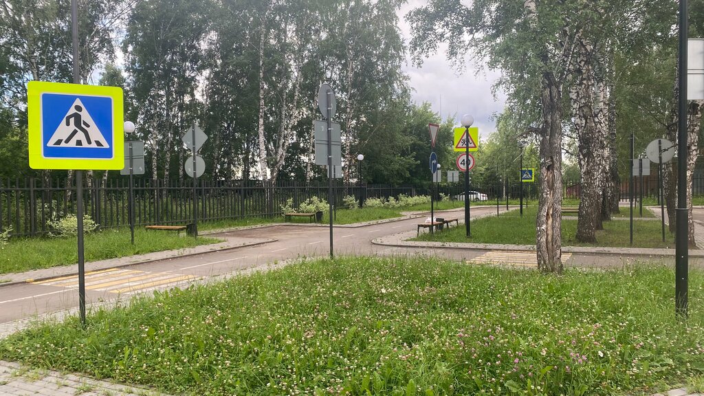 Kültür ve eğlence parkları Young Automobilist Public Garden, Tomsk, foto