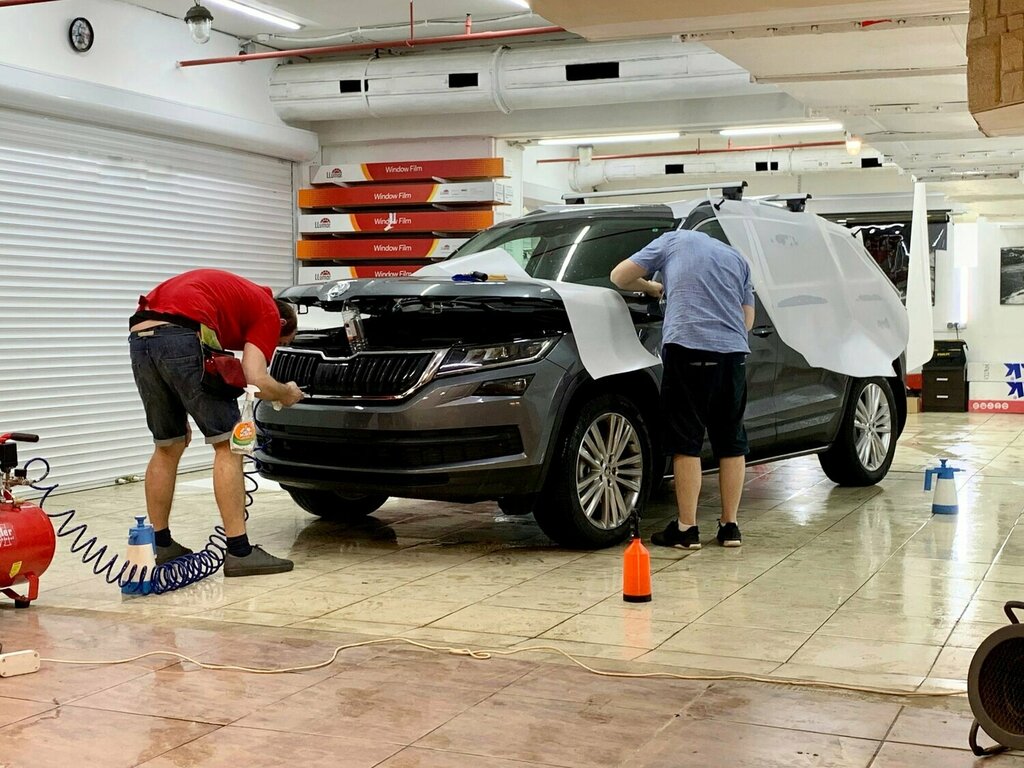 Araç camlarının renklendirilmesi Lumar centre, Moskova, foto