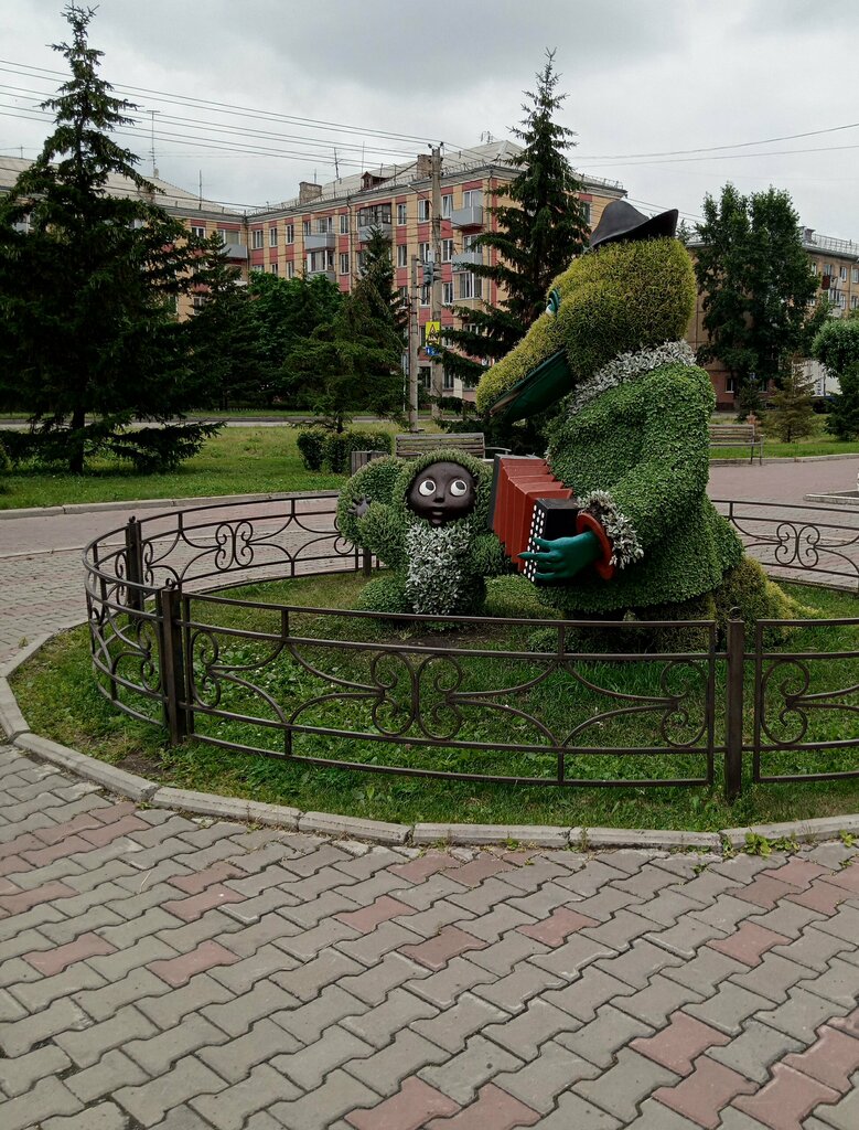 Park, sokak heykeli Крокодил Гена и Чебурашка, Krasnoyarsk, foto