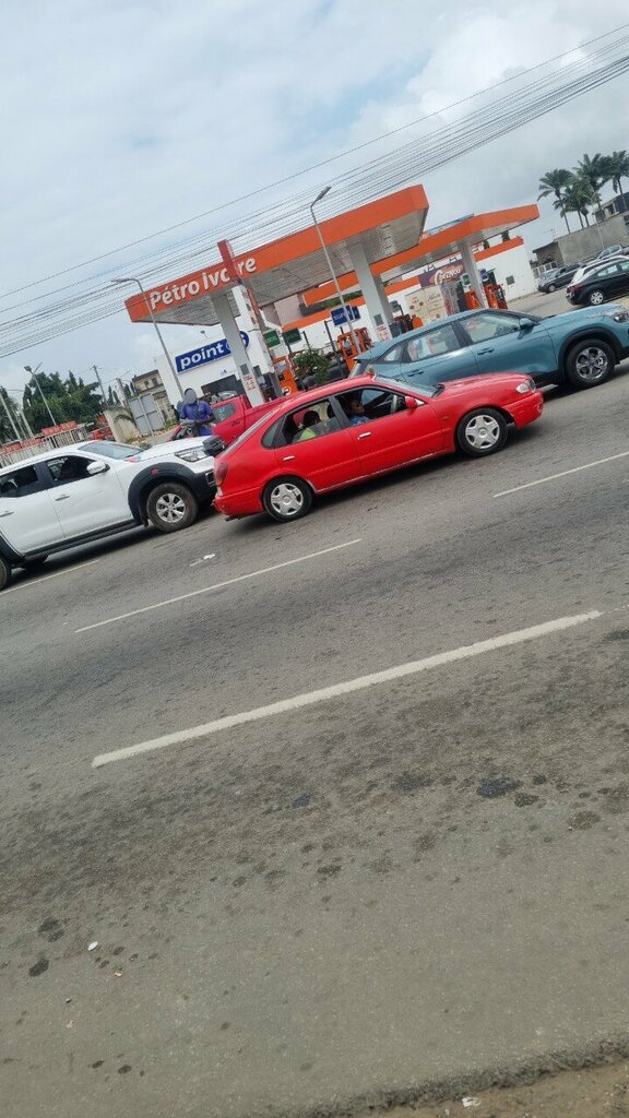 Benzin istasyonu Petro Ivoire, Abican, foto