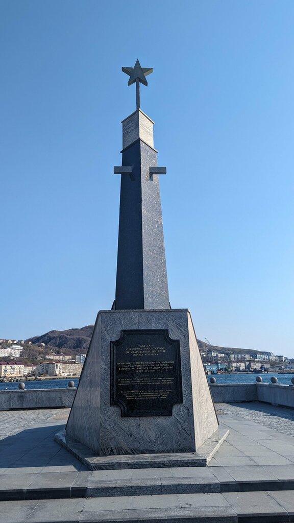 Anıt, heykel Основателям и освободителям города Холмск, Holmsk, foto