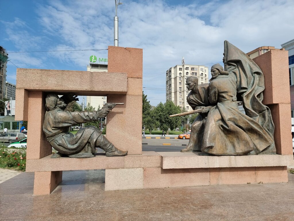 Anıt, heykel Памятник Красноармейцам, Duşanbe, foto