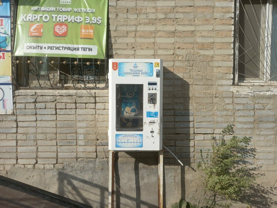 Su satışı Tretiy kran, Kızılorda, foto
