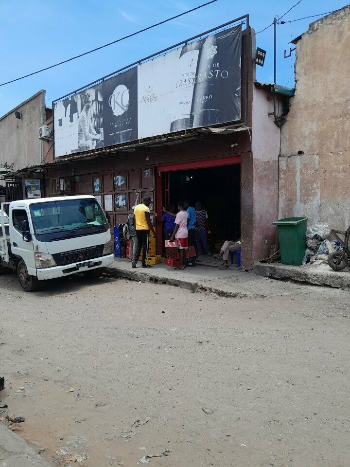 Alkollü içecekler Kassacula Comercial, Loanda, foto