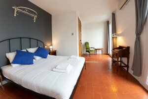 Entre Midi - Maison d'Hôtes - B&b (Occitanie, Hérault, Arrondissement de Béziers, Capestang, Place Danton Cabrol, 6), otel  Capestang'dan