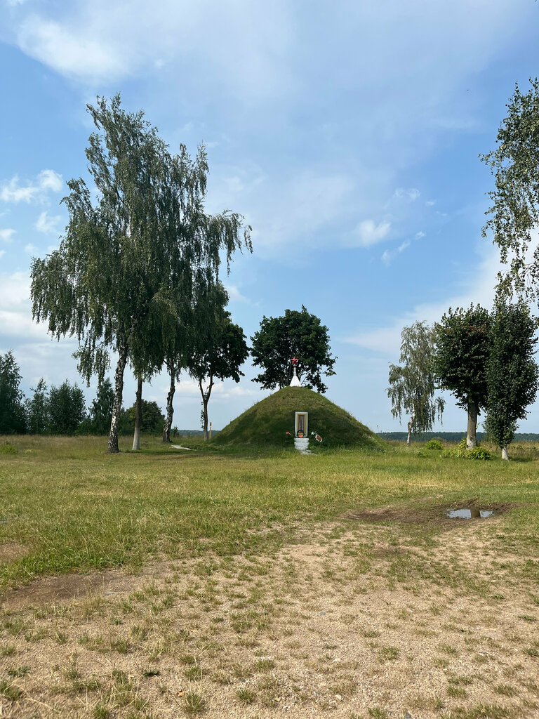 Anıt, heykel Курган погибшим землякам, Grodnenskaya oblastı, foto