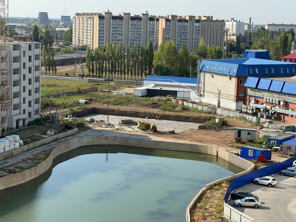 Konut blokları Дом у озера, Engels, foto