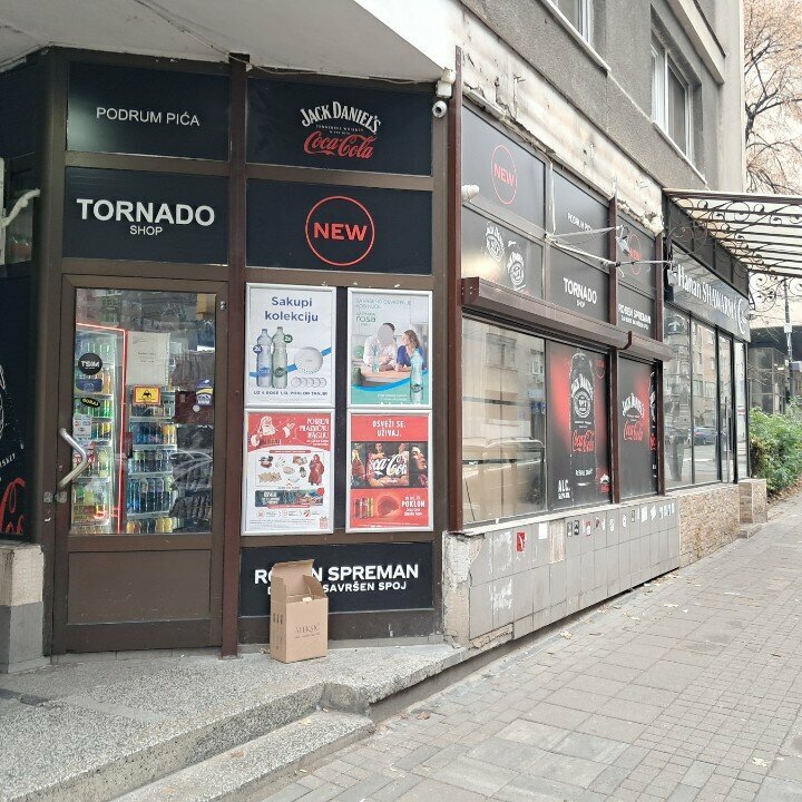 Su satışı Podrum Pica 10, Belgrad, foto