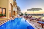 Palm Jumeirah Villa in Frond E by Deluxe Holiday Homes (74, Al Bumaan-Frond E Street, Palm Jumeirah, Jumeirah, Dubai), otel  Dubai'den