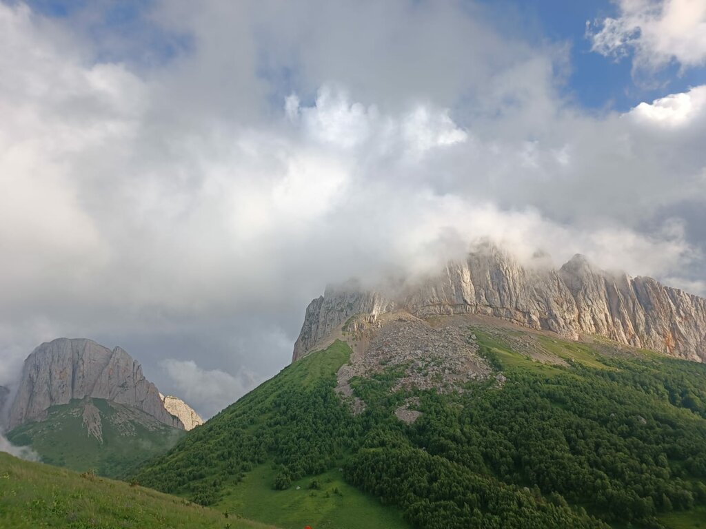 Dağ zirvesi Гора Восточный Ачешбок, Krasnodarski krayı, foto