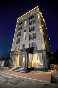 Crown Hotel (Matrosova Street No:51), otel  Bişkek'ten