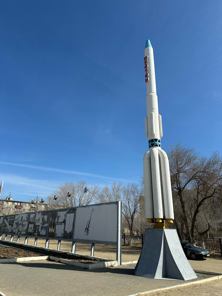 Teknoloji anıtı Proton Rocket, Baykonur, foto