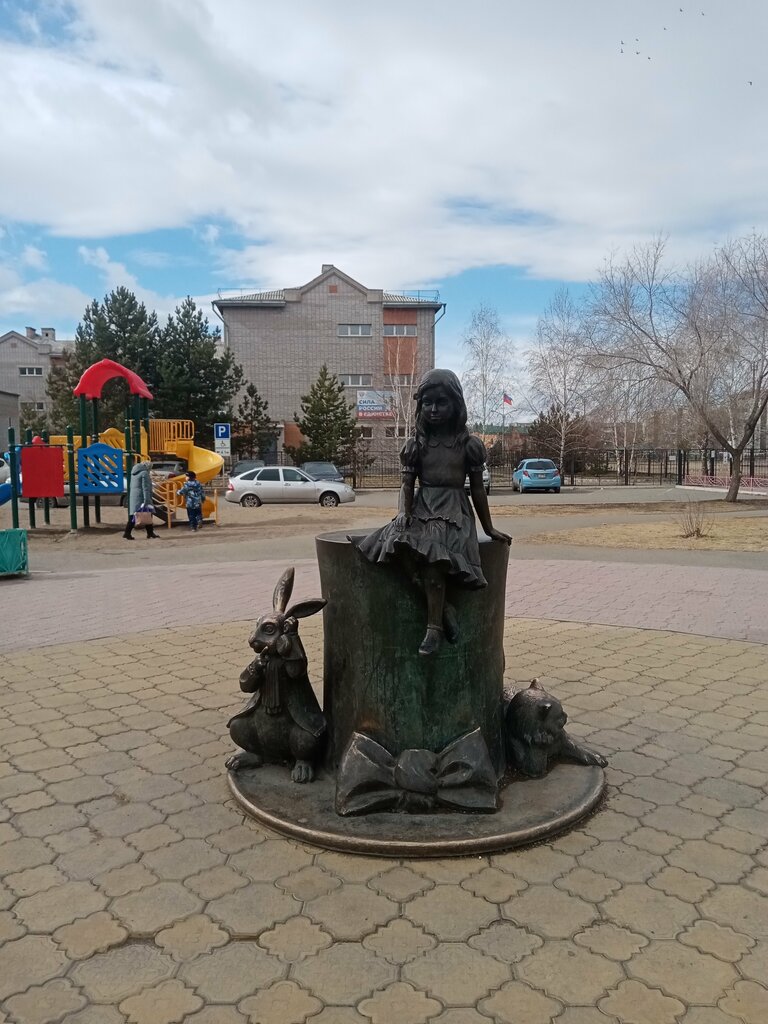 Park, sokak heykeli Алиса в стране чудес, Abakan, foto