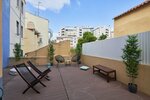 Spacious and Renovated Apartment With Amazing Patio, by TimeCooler (Rua da Esperança do Cardal No:20), otel  Lizbon'dan