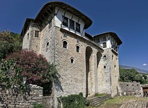 Hotel Argjiro (Gjirokastër County, Gjirokastër), otel  Ergiri'den