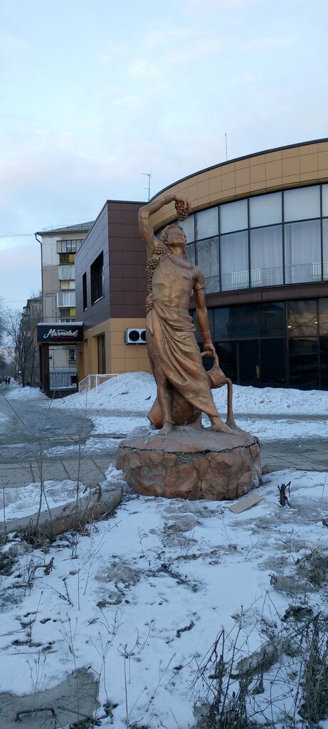 Park, sokak heykeli Бог виноделия Дионис, Magnitogorsk, foto