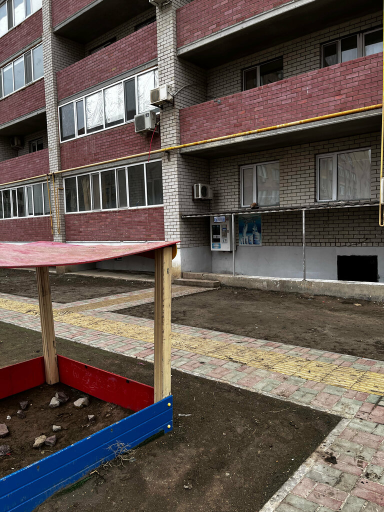Su satışı Tretiy kran, Atırav, foto